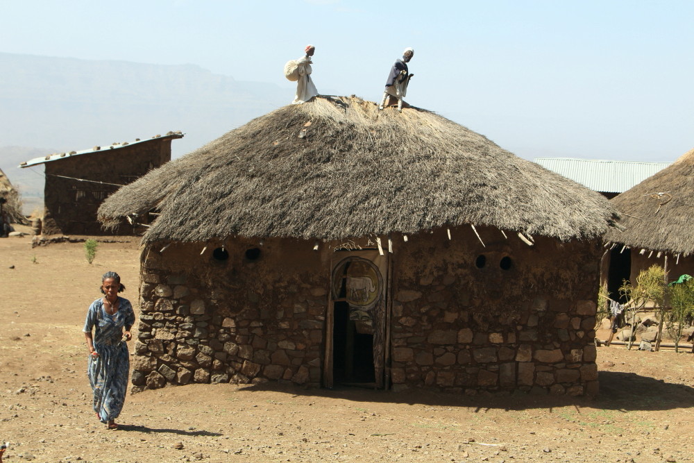 Traditional Tukul house with married figures on roof, Bahar Dar | Syder ...